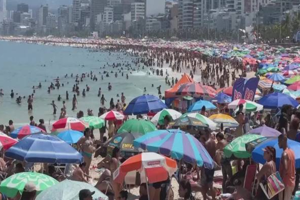 பிரேசிலில் சுட்டெரிக்கும் கடுமையான வெப்பம்! கடற்கரைகளை நோக்கி ...