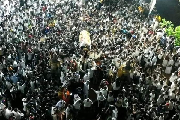 இலங்கையில் மக்களின் காவலனாக வாழ்ந்த அரசியல்வாதி - அலையென குவிந்த மக்கள் ...